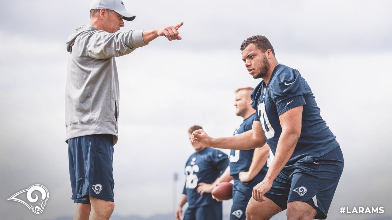 How do coaches evaluate offensive linemen during the offseason program?