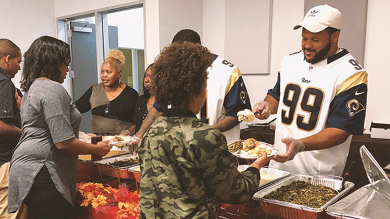 Rams Players Give Back for Thanksgiving
