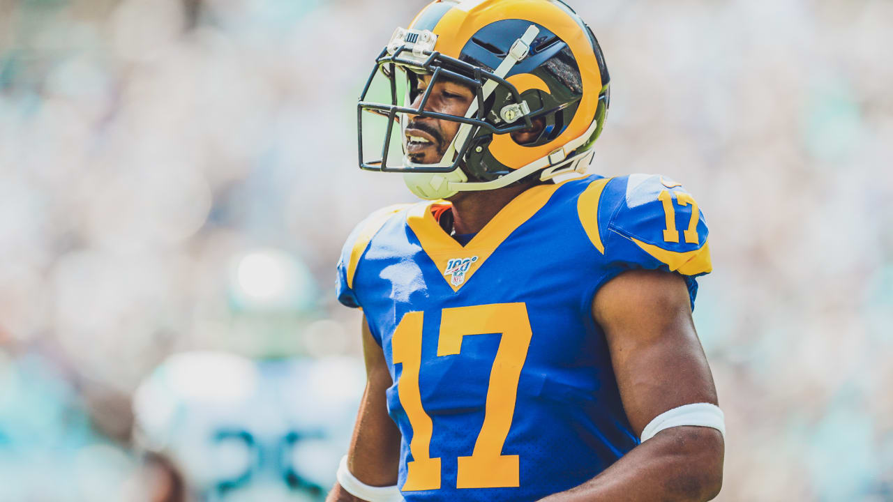 Goff connects with Woods for 22-yard catch