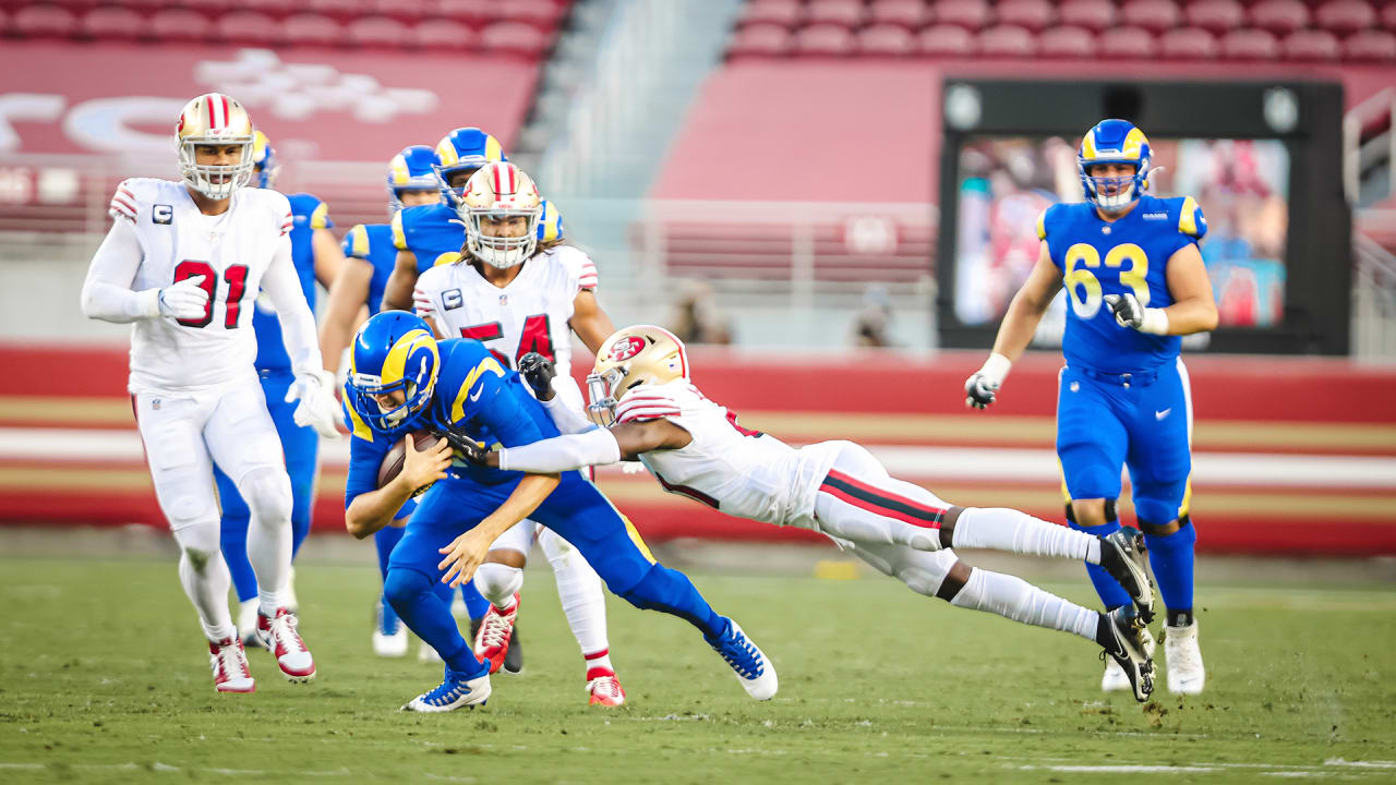 Jared Goff runs up the middle to pick up first down