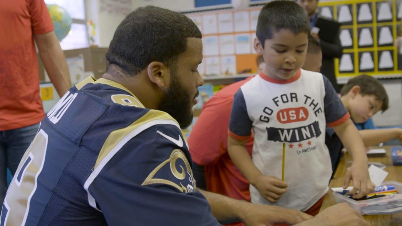 Rams Team Up for Holiday Mail for Heroes