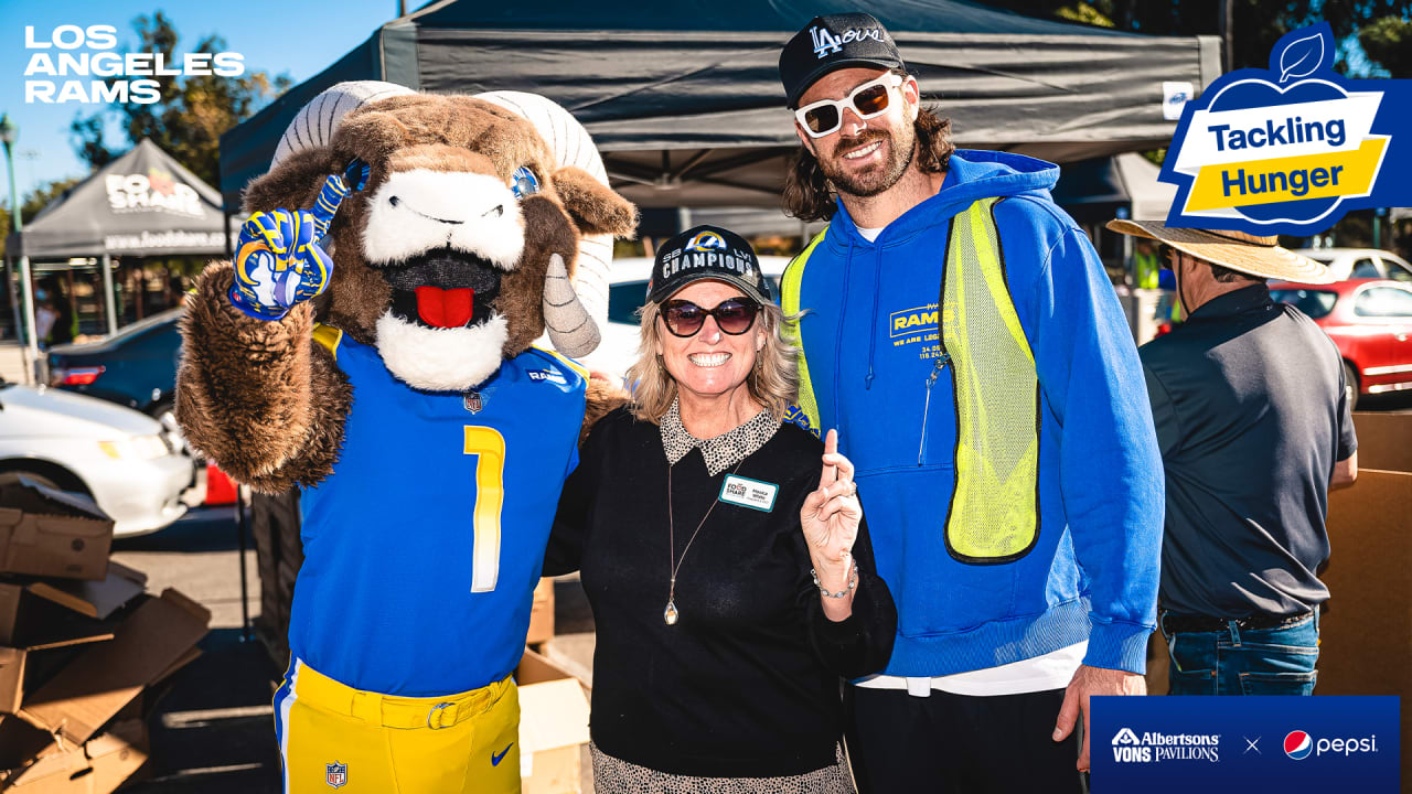 COMMUNITY PHOTOS: Tyler Higbee helps pack cars full of food for ...
