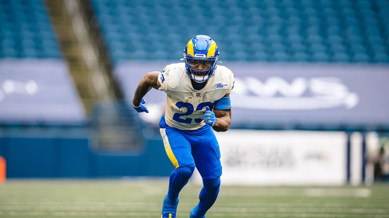 Jared Goff improvises to hit Cam Akers for huge 44-yard catch and run