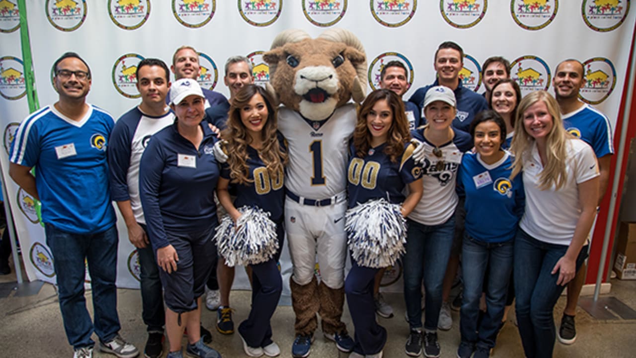 Rams Give Back in Local Thanksgiving Efforts