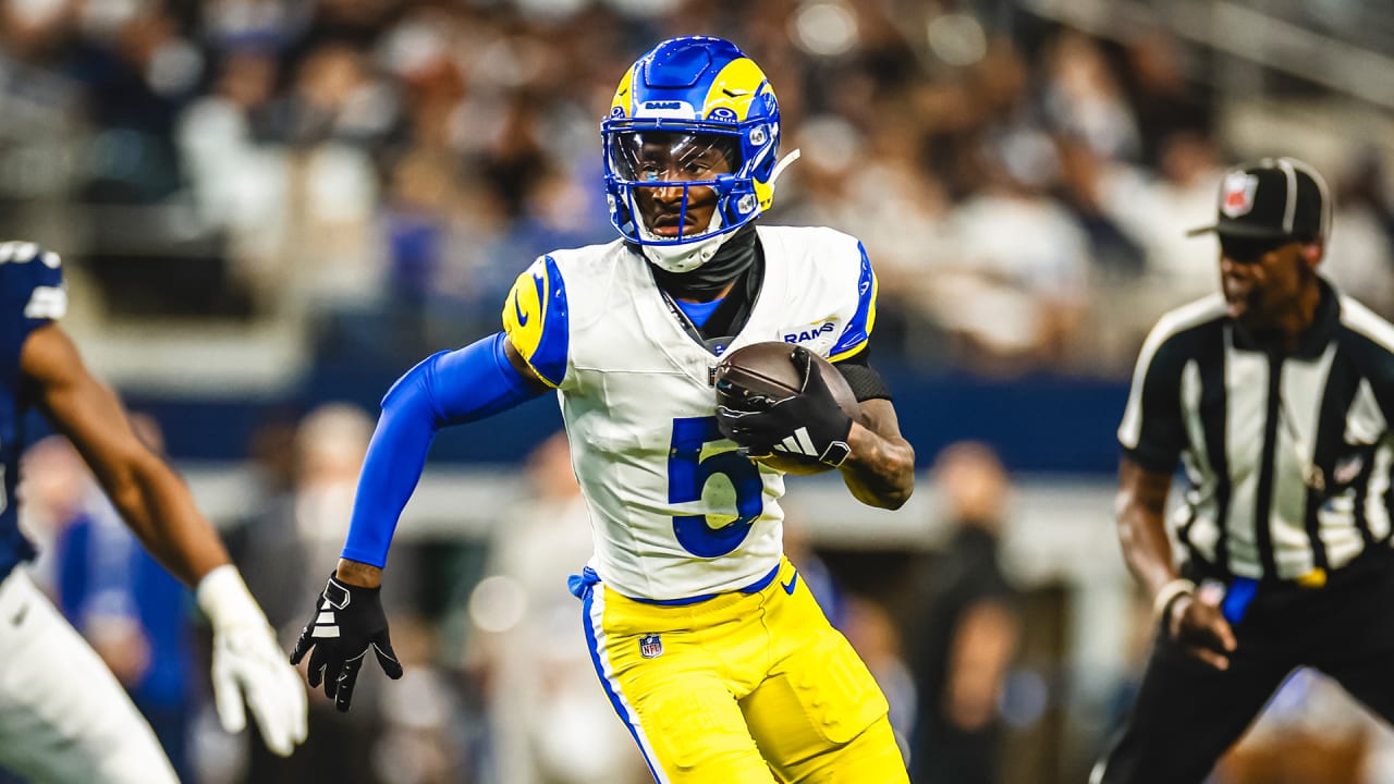 Los Angeles Rams quarterback Matthew Stafford slings a 20-yard ...