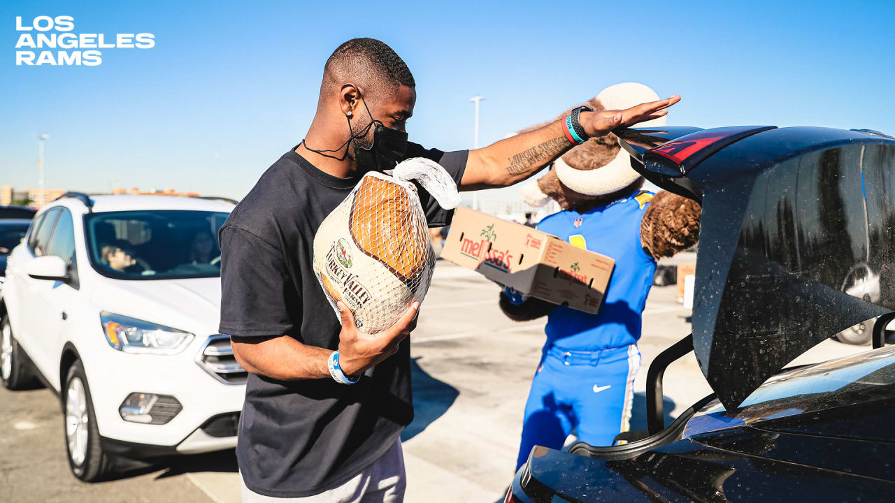 PHOTOS: Rams celebrate Thanksgiving with meal distributions in Los ...