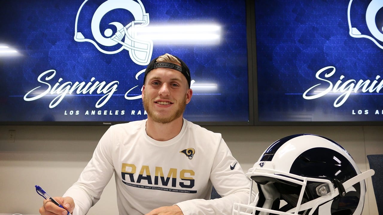 PHOTOS: Rookies Officially Sign Contracts