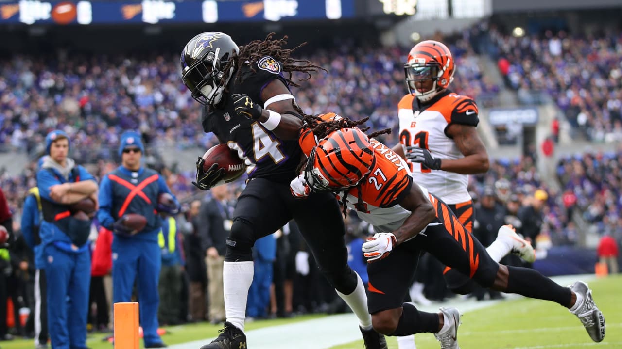 Highlight: Alex Collins Bounces Outside for Touchdown