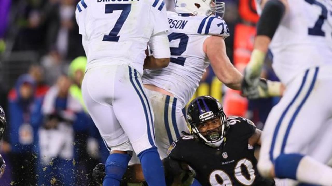 Highlight: Za'Darius Smith Gets Massive Sack to Help Seal Win