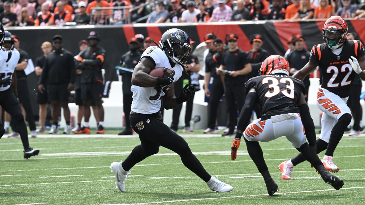 Gus Edwards Rips Off 17-Yard Run | Ravens-Bengals Highlights