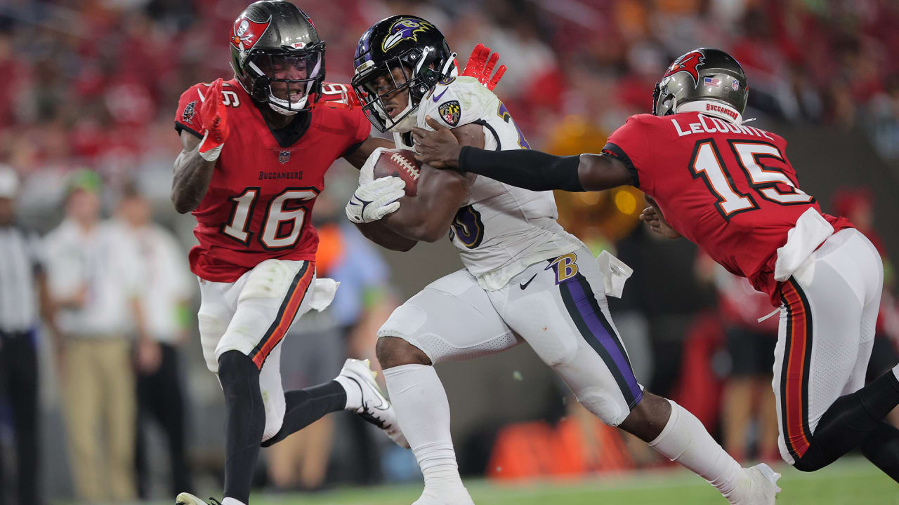 Owen Wright Evades Tackle for First Down | Highlights Ravens-Buccaneers ...