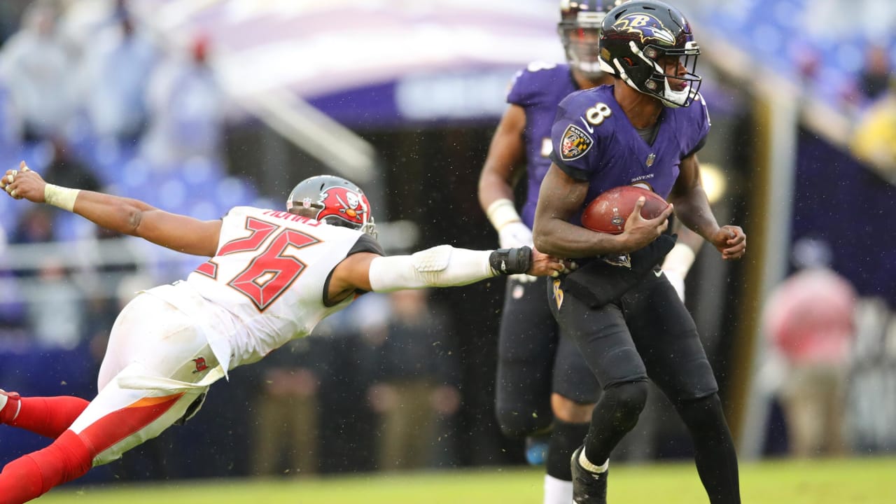Highlight: Lamar Jackson Miraculously Escapes Sack, Takes Off Running