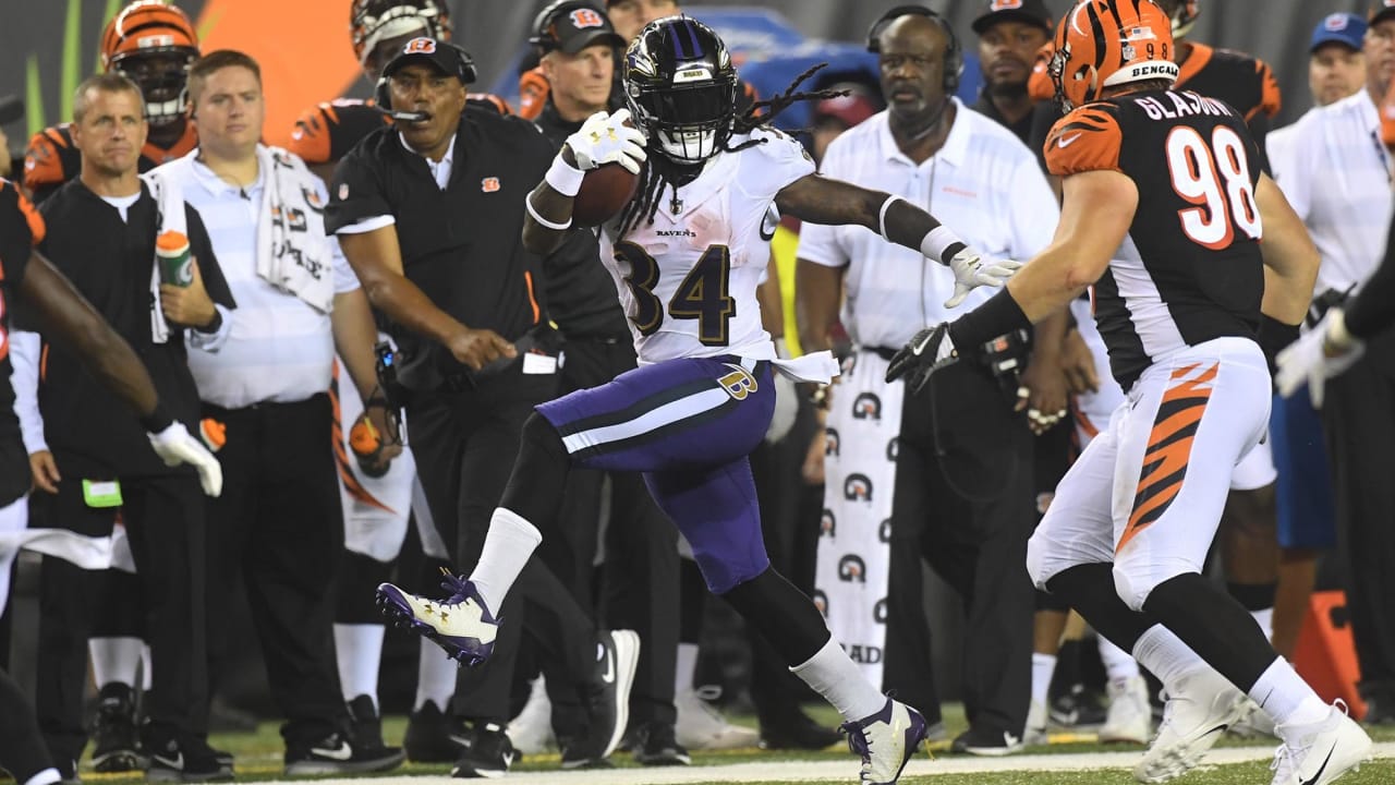 Highlight: Lamar Jackson Hands Off to Alex Collins