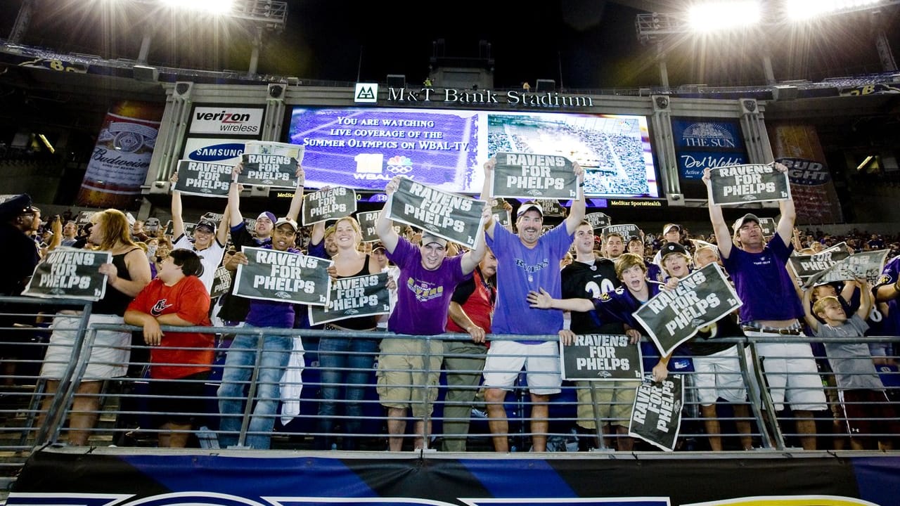 Throwback: Fans Watch Michael Phelps' 2008 Gold Medal Race At Stadium