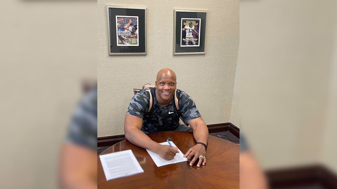 Ravens Officially Sign Offensive Tackle Ja’Wuan James