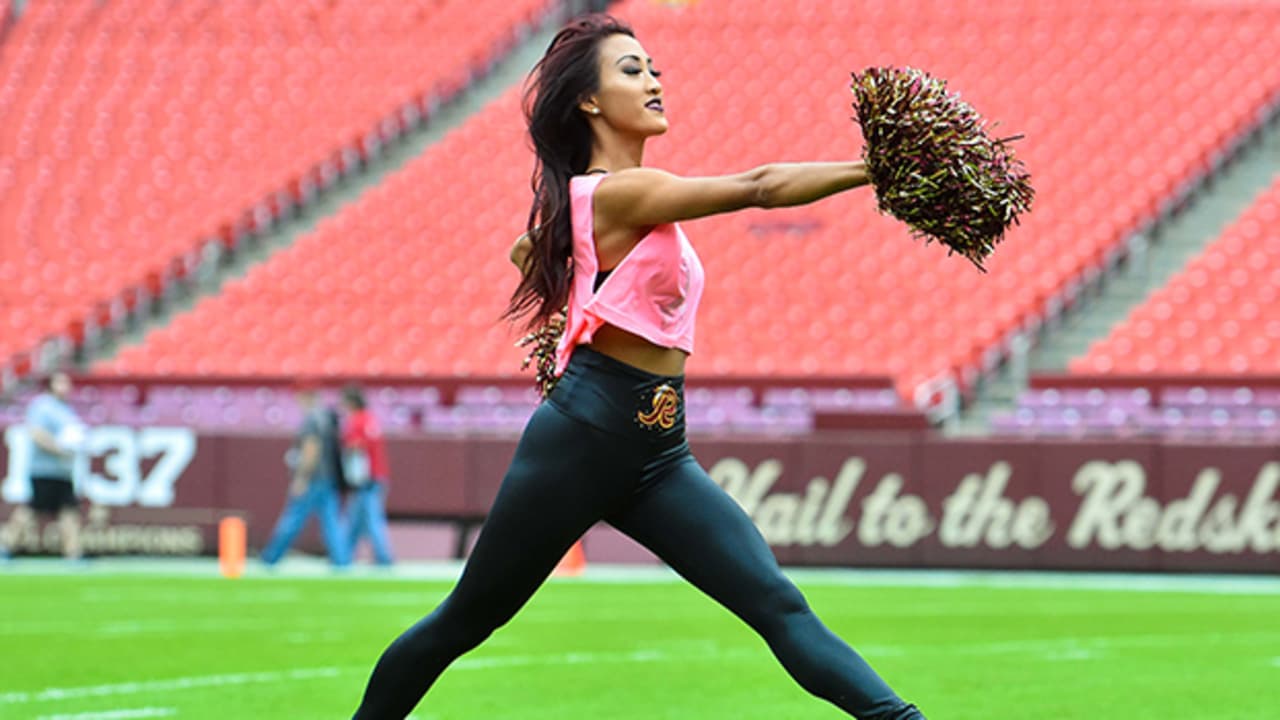 PHOTOS: Cheerleaders Warm Up For 49ers