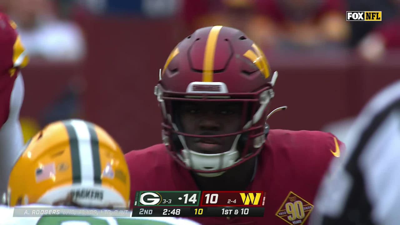 Jamin Davis throws Aaron Jones down with fury for strong tackle
