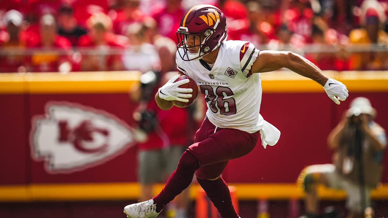 Alex Erickson shakes would-be tackler on 34-yard catch and run