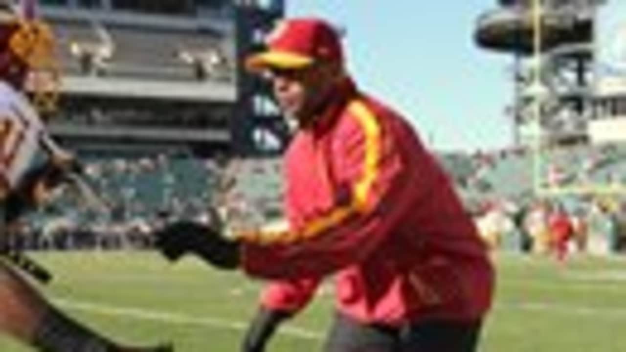 Ike Hilliard Returns To Coach Wide Receivers