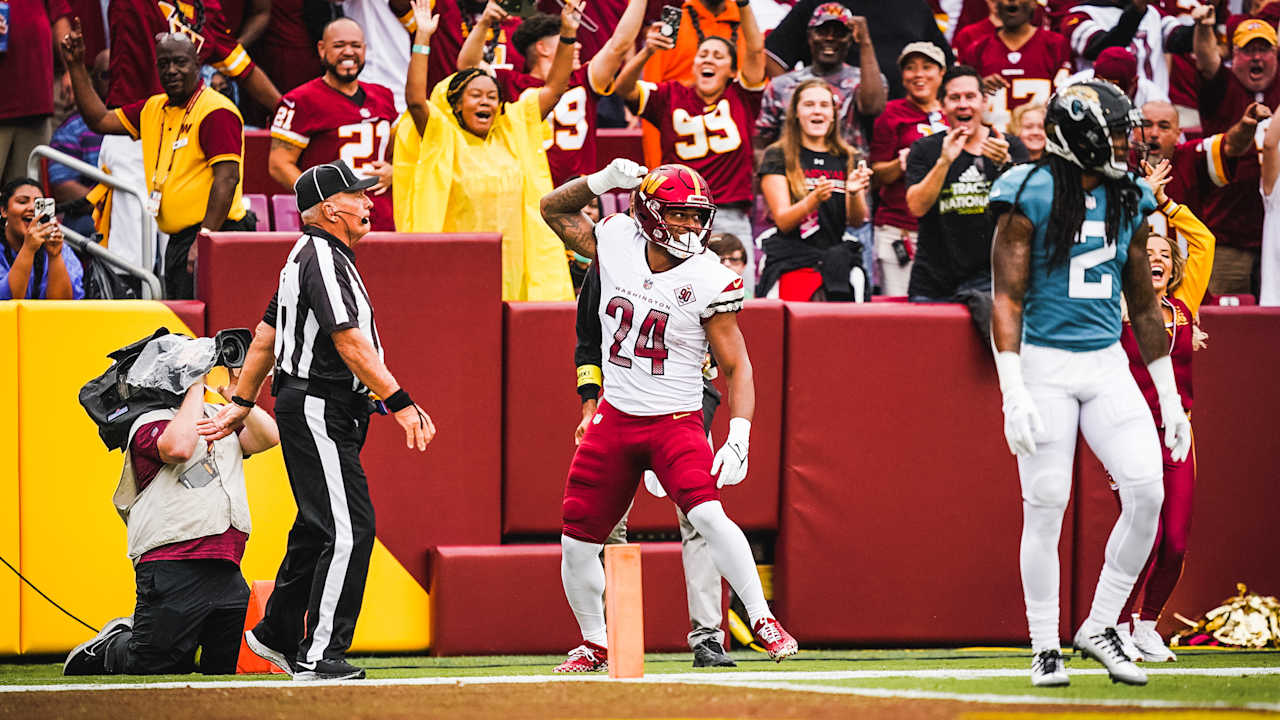 Wentz pinpoints Gibson along the sideline for 26 yards