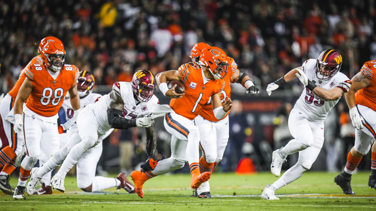 Justin Fields engulfed by Commanders' pass rush on third-down sack
