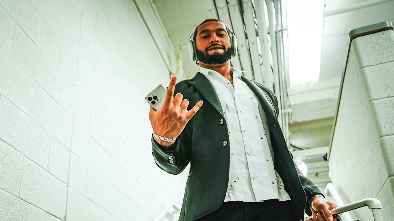 PHOTOS | Commanders arrive at Ford Field