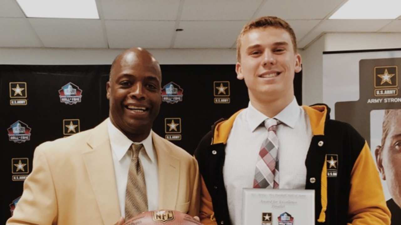 Darrell Green Presents Award To Westfield High Student