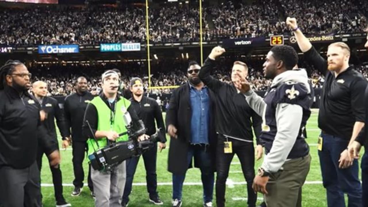 Reggie Bush and the 2009 team lead the pregame chant