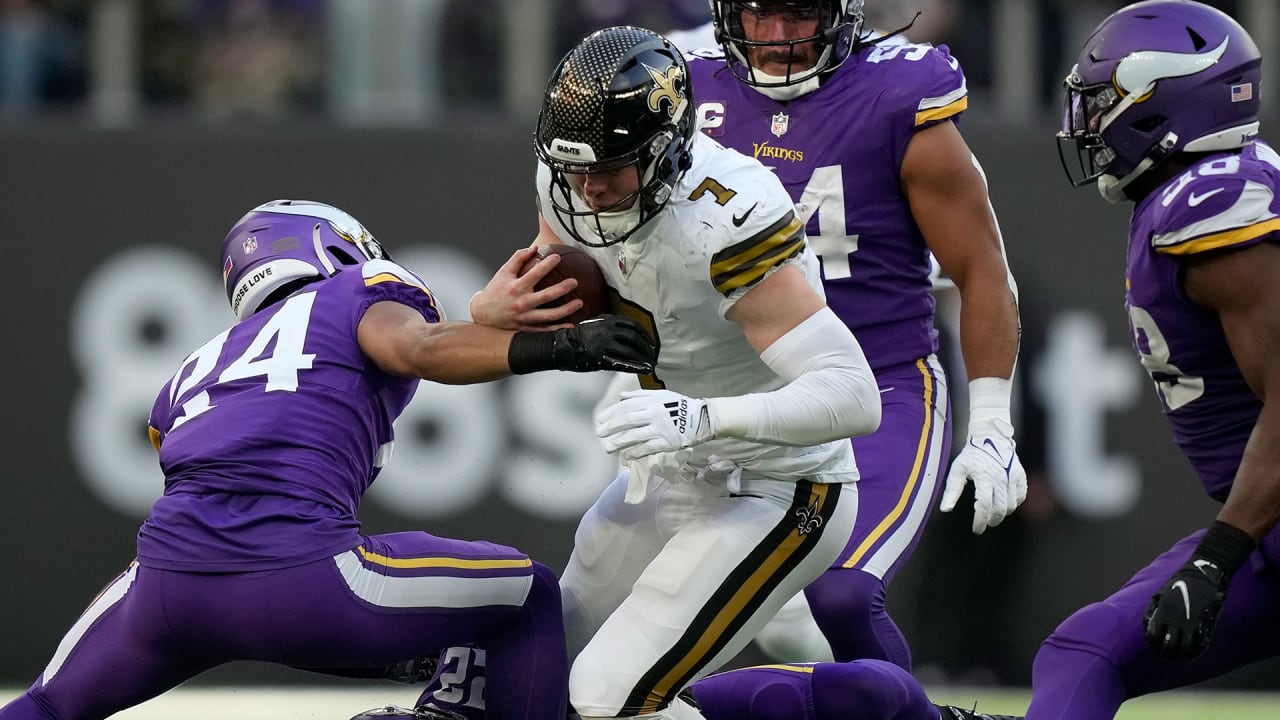 Taysom Hill takes QB power rush in for touchdown - Saints Vikings Highlights - 2022 Week 4