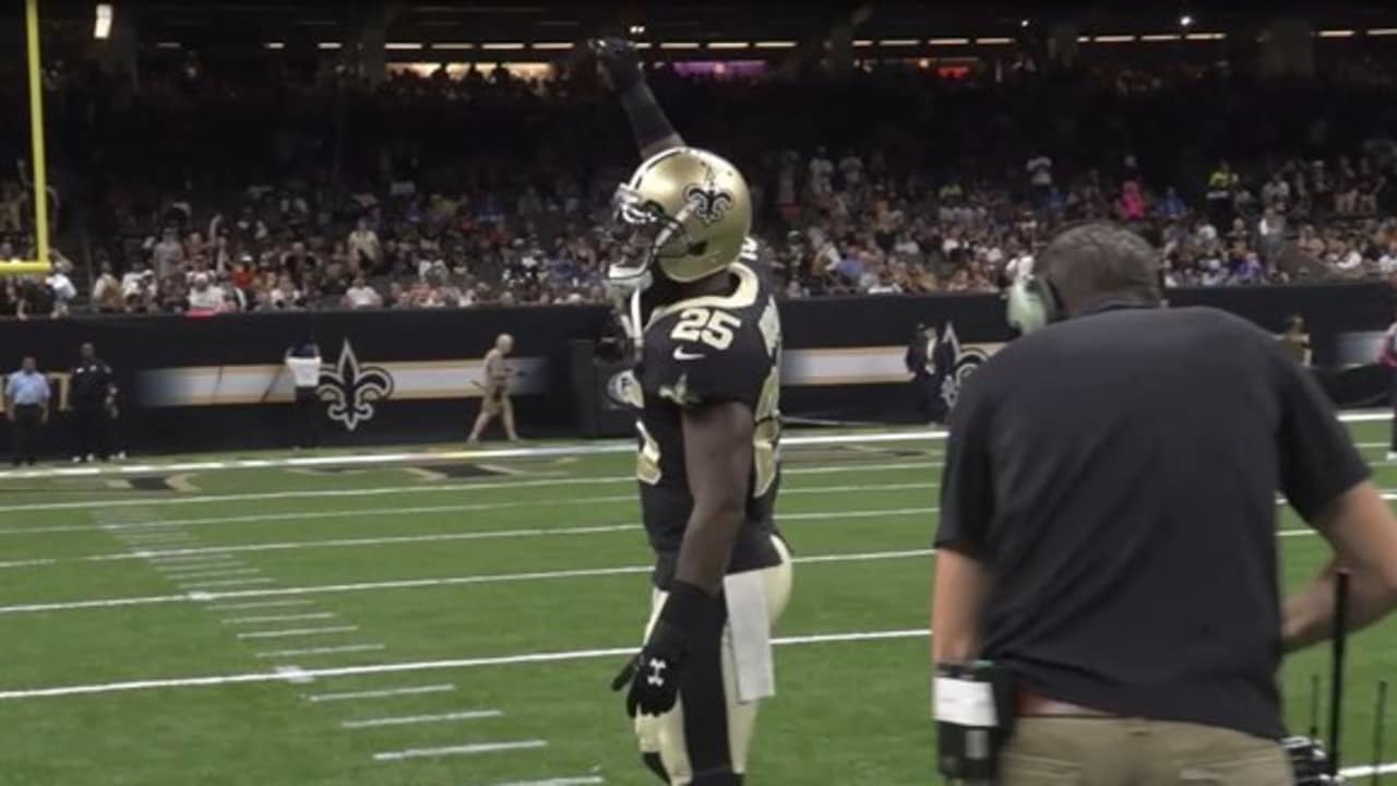 Rafael Bush leads the Pregame Chant