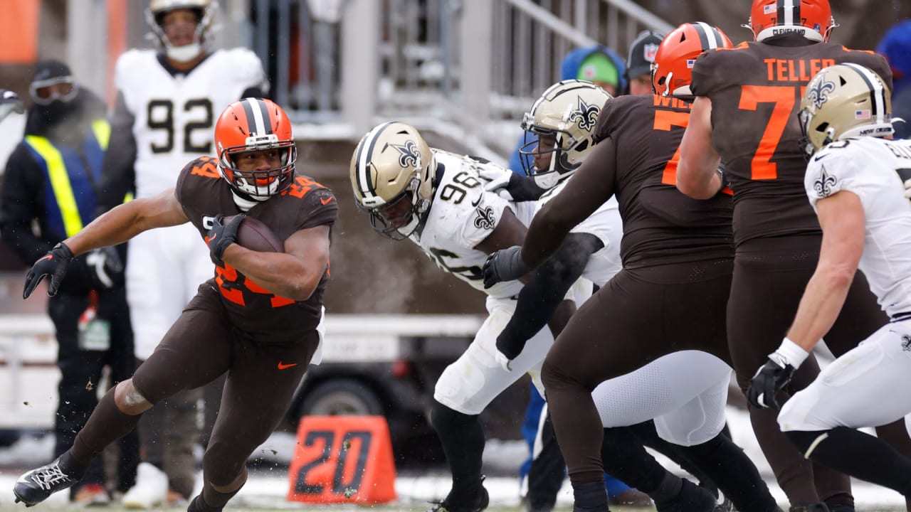 Carl Granderson corrals Nick Chubb in the backfield - Browns vs. Saints ...