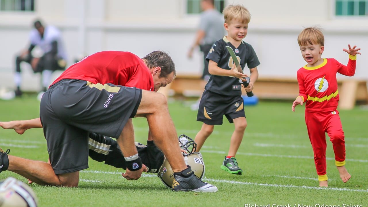 Drew Brees playing with his kids after practice