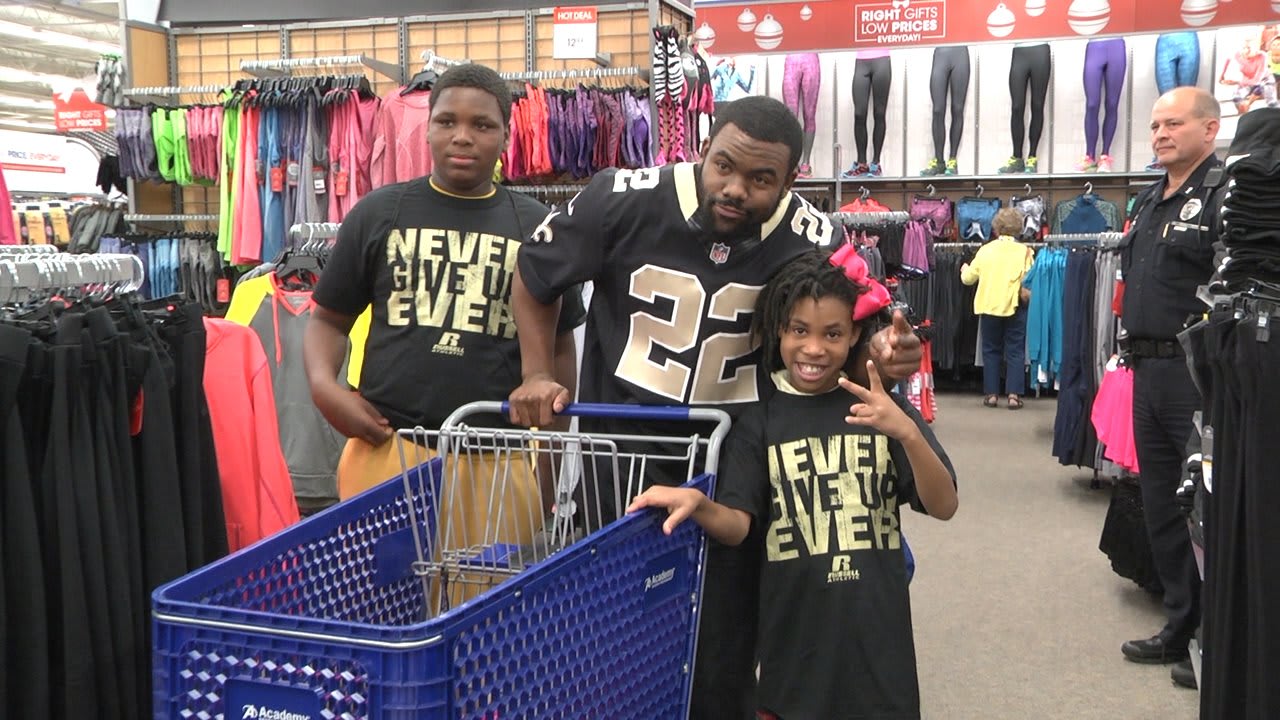 Mark Ingram takes kids on Academy shopping spree