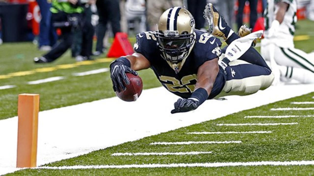 New Orleans Saints running back Mark Ingram catches a screen pass and ...