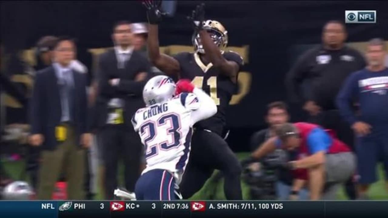 Drew Brees launches it downfield to Alvin Kamara for 38-yard gain