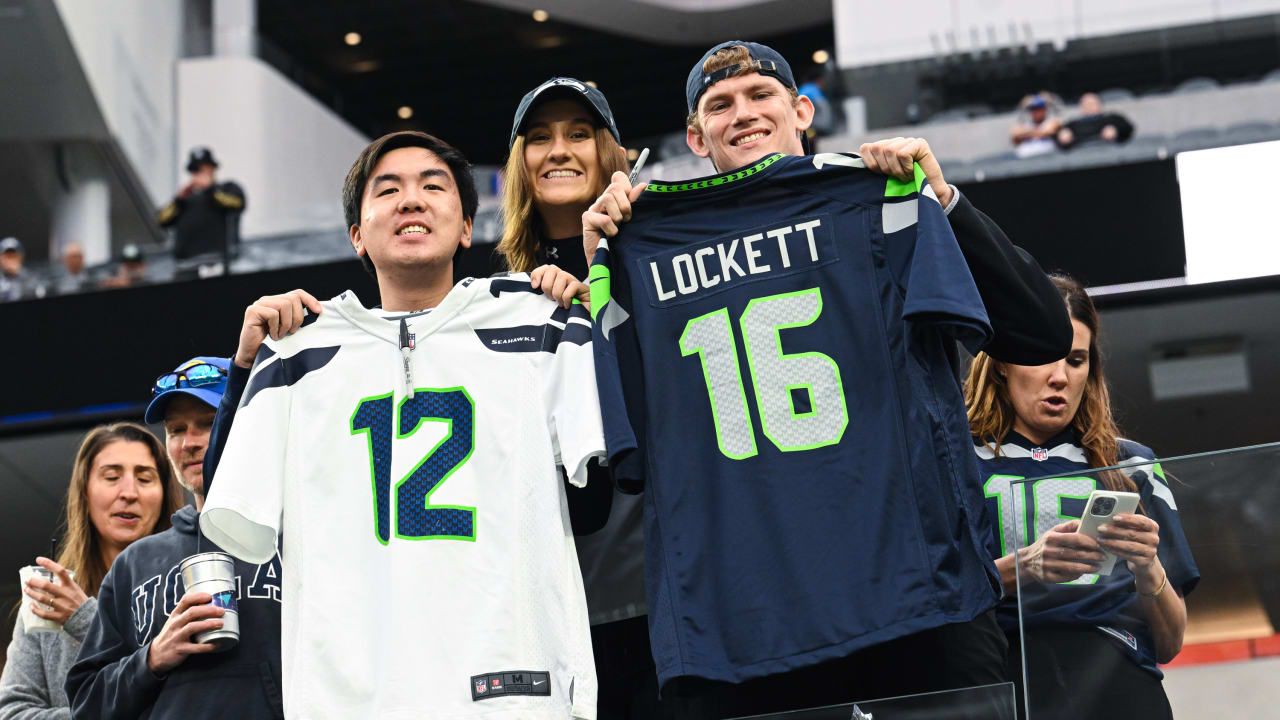 PHOTOS: 12s Swarm SoFi Stadium For Week 13 vs. Rams