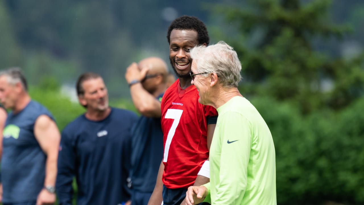 Geno Smith Approaching Offseason With “The Same Mentality” That Helped ...