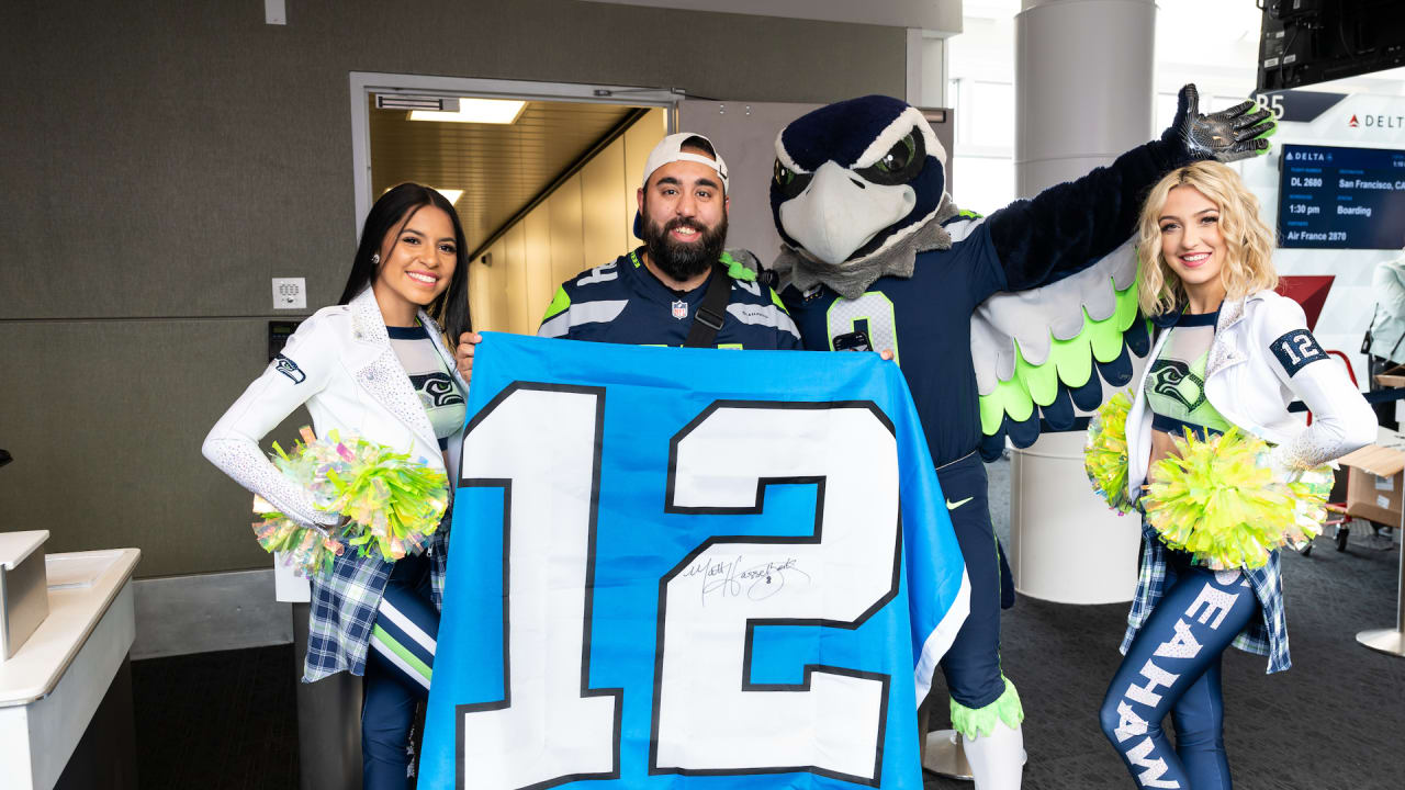 PHOTOS: Seahawks And Delta Celebrate Blue Friday At Sea-Tac Airport