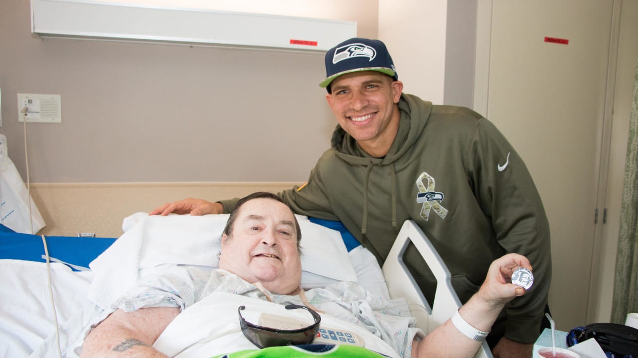 Seattle Seahawks Jimmy Graham Visits Local VA