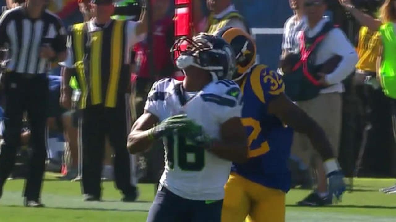 Russell Wilson Throws a 53-yard Deep Pass to Tyler Lockett