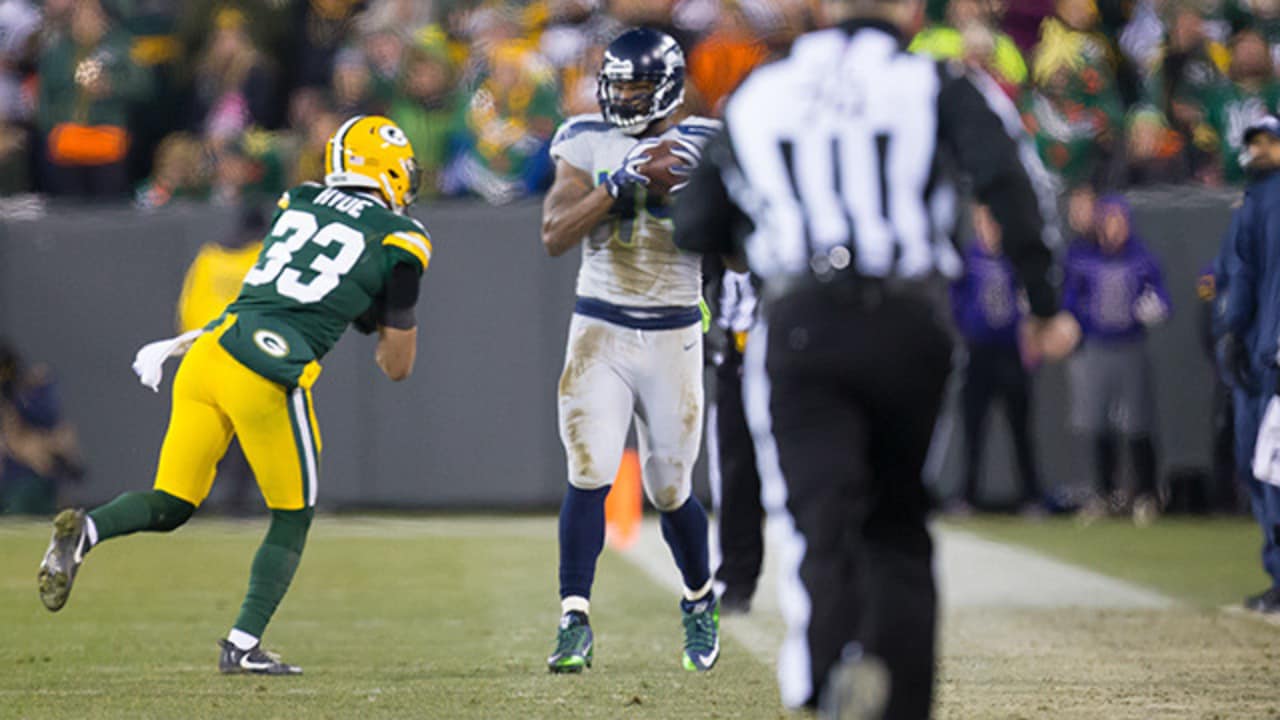 Marcel Reece Makes Sideline Grab For 31 Yards