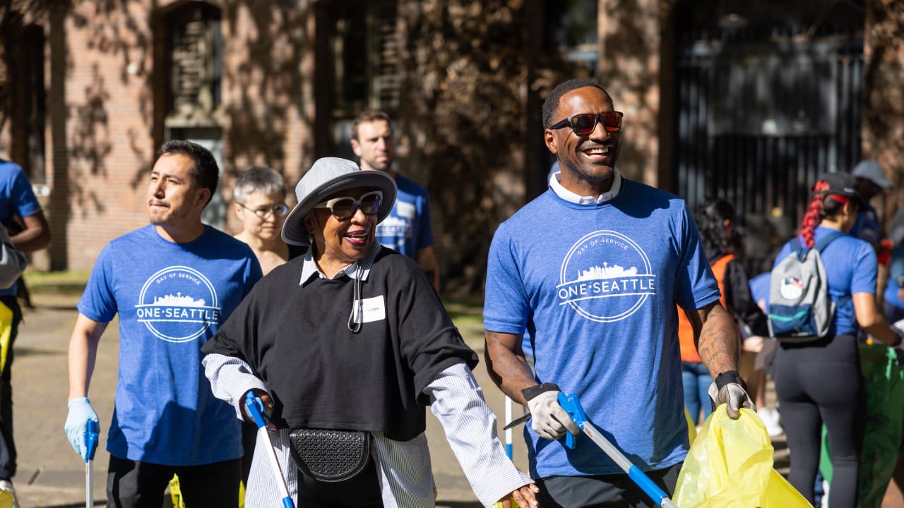 PHOTOS: Seahawks Staff Rolls Up Their Sleeves For "One Seattle Day Of ...