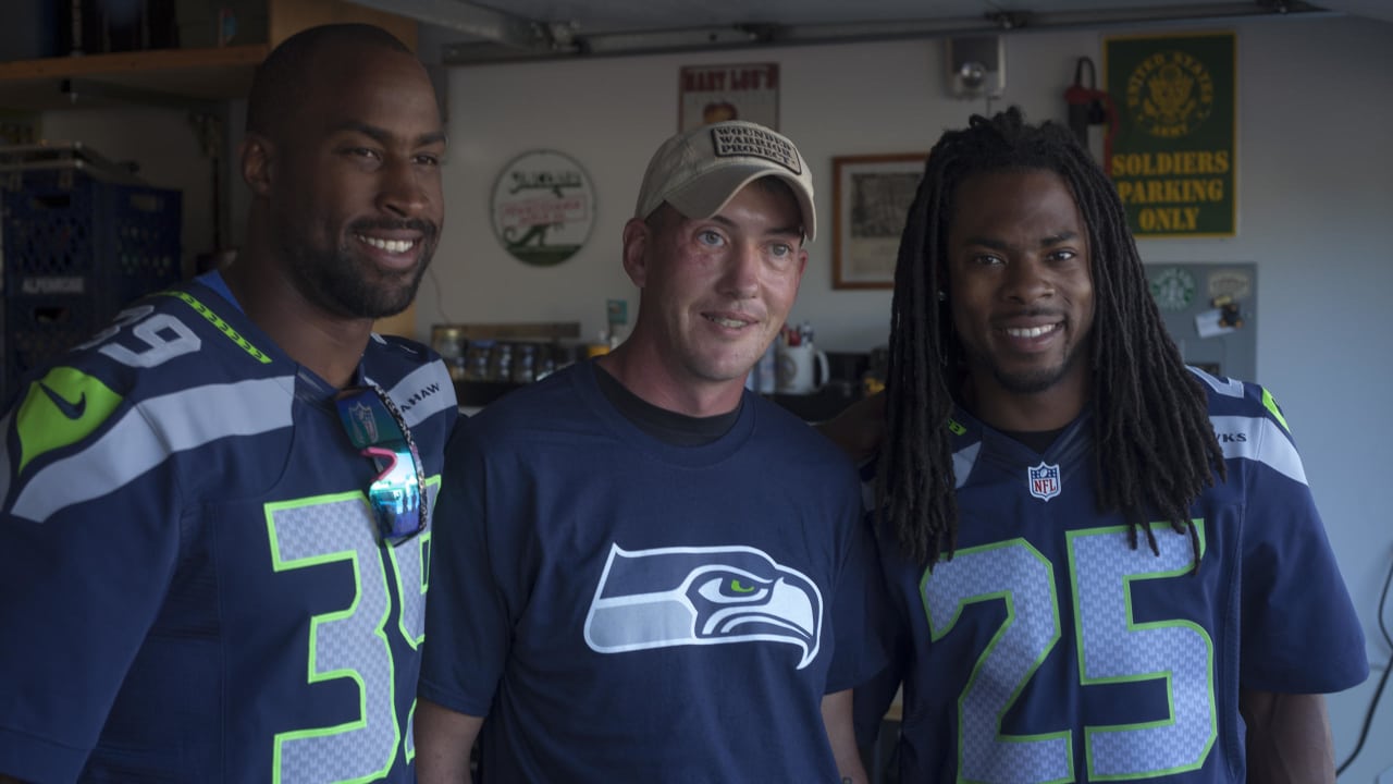 Photo Gallery - Seahawks 12 Tour visits Wounded Warrior
