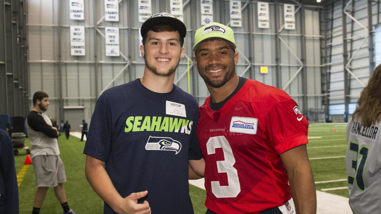 Sam Mix visits Seahawks practice