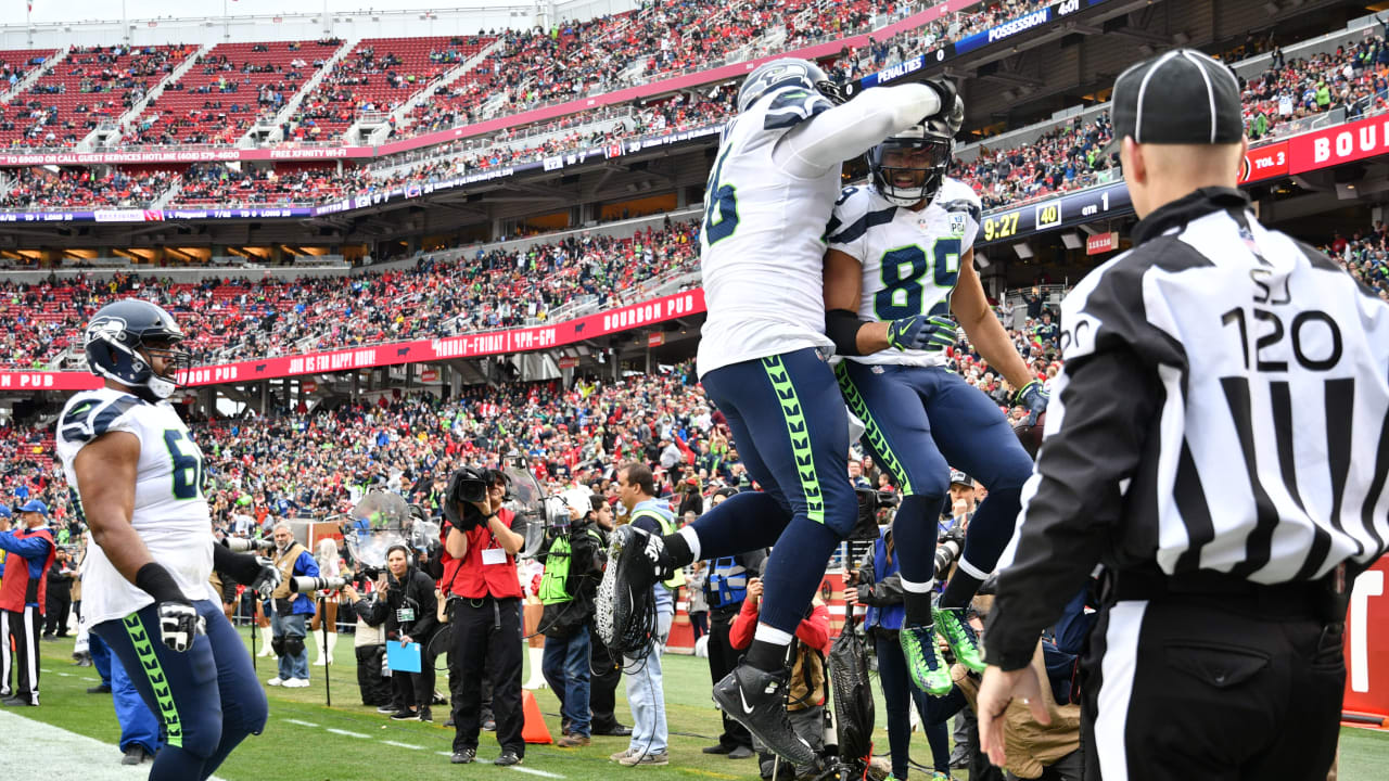 Doug Baldwin Catches 5-Yard Touchdown From Russell Wilson