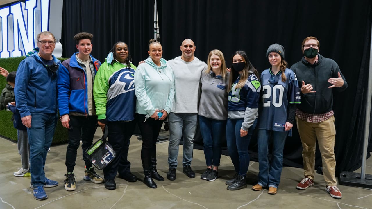Seattle Seahawks and Tableau Foundation Partner With A Way Home Washington