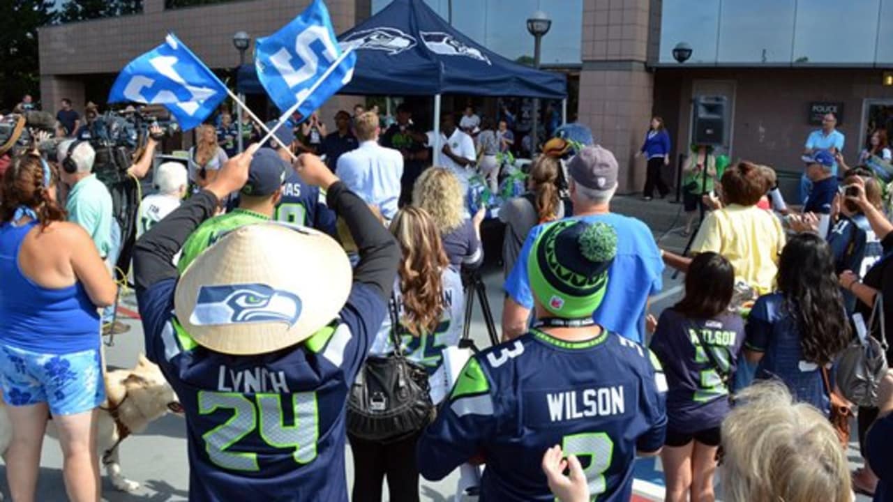 Seahawks Quarterback Russell Wilson Tosses 32-Yard Touchdown to Wide ...