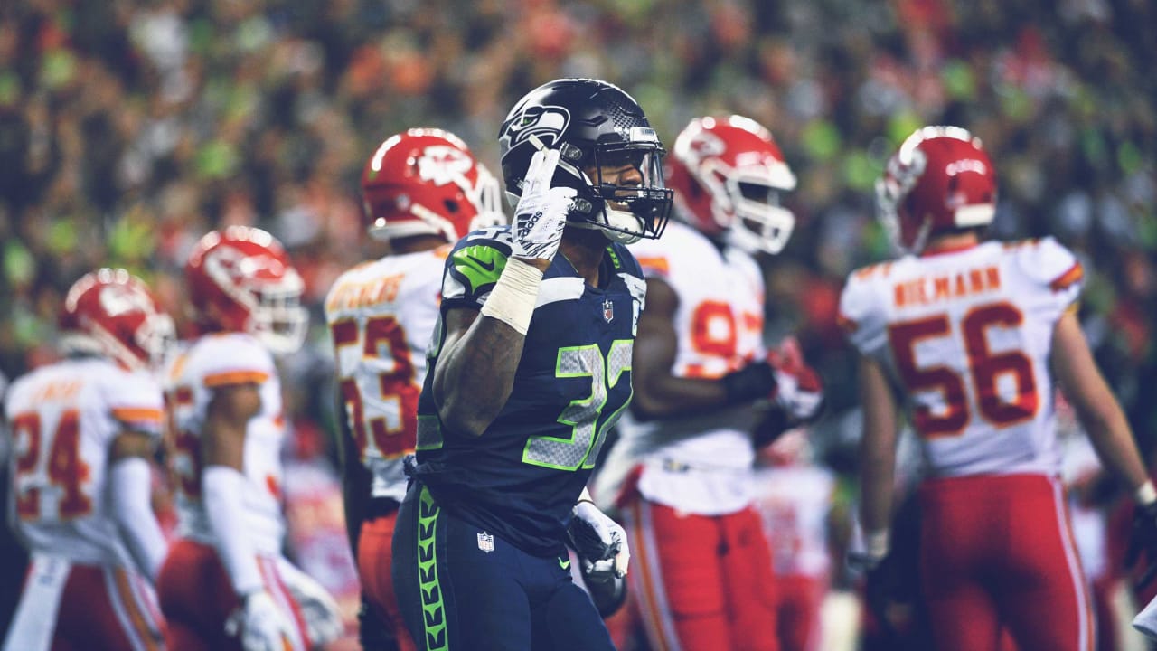 Chris Carson Refuses To Go Down On Touchdown Run