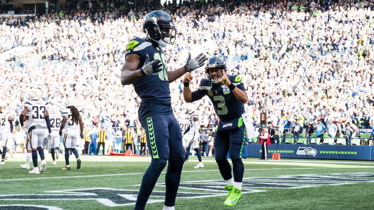 Jaron Brown Leaps For 10-Yard Touchdown Pass From Russell Wilson