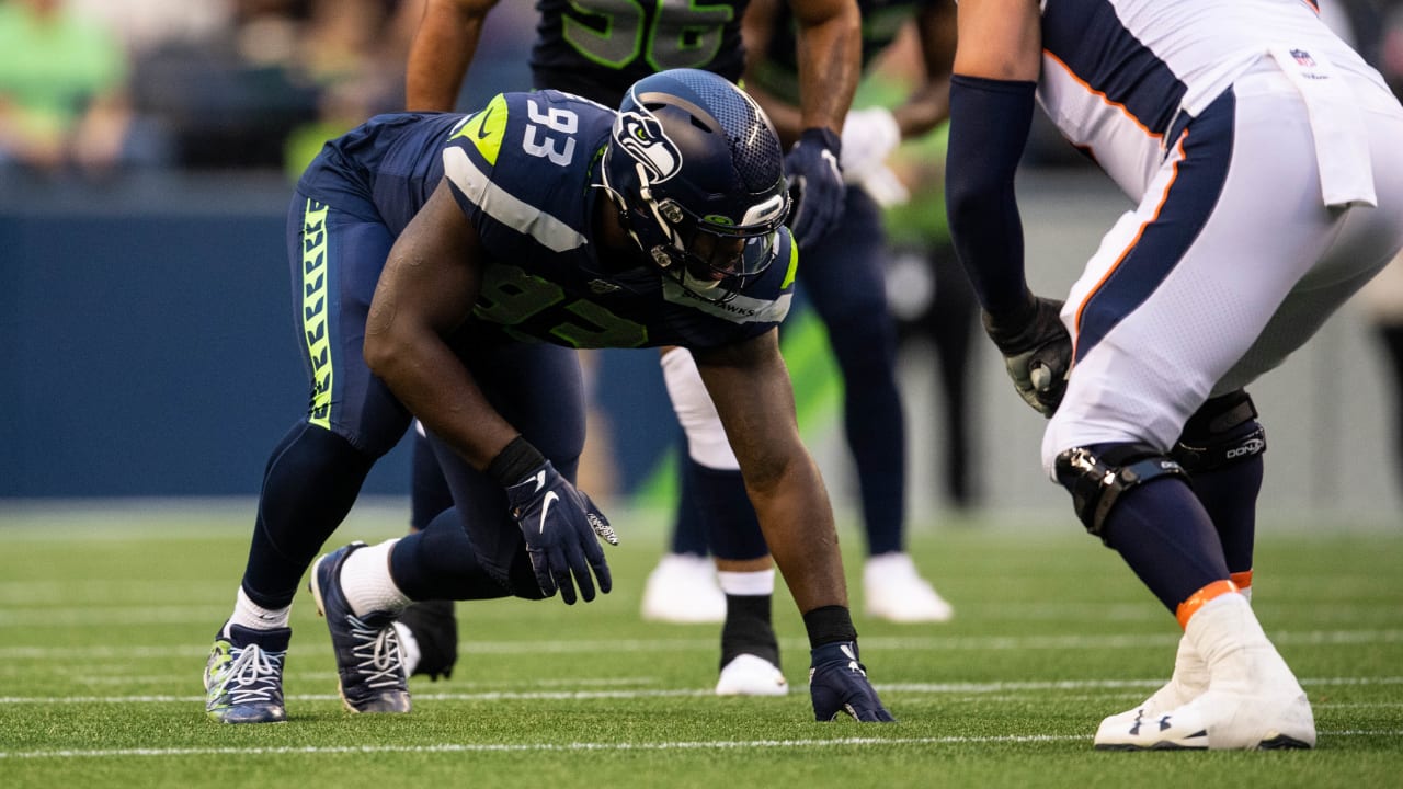 Seahawks Re-Sign DE Branden Jackson